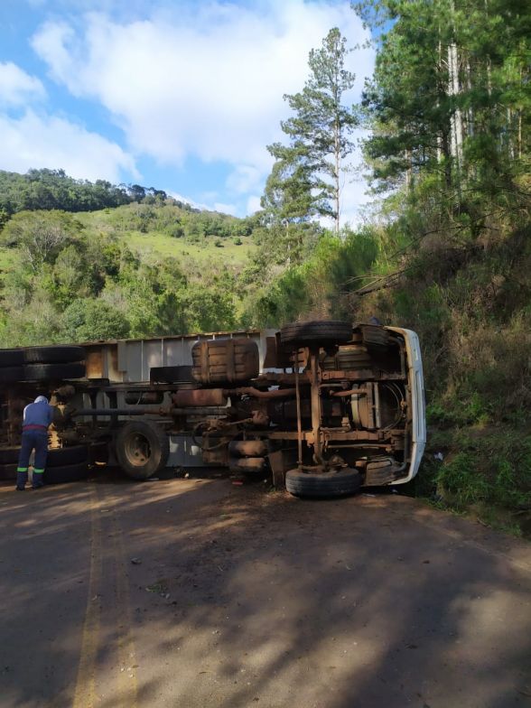 Motorista fica preso às ferragens após tombar caminhão em Passos Maia Motorista fica preso às ferragens após tombar caminhão em Passos Maia
