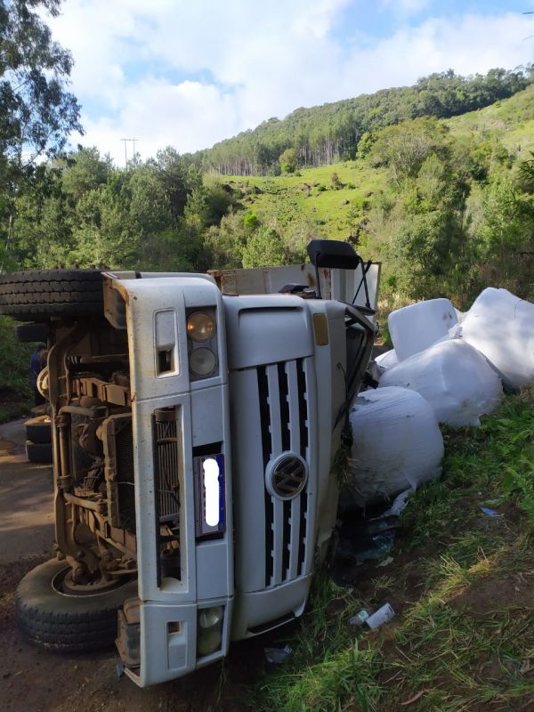 Motorista fica preso às ferragens após tombar caminhão em Passos Maia Motorista fica preso às ferragens após tombar caminhão em Passos Maia